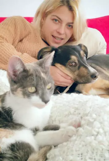 Thais Blume, její pes Lía a jedno z jejích koťat