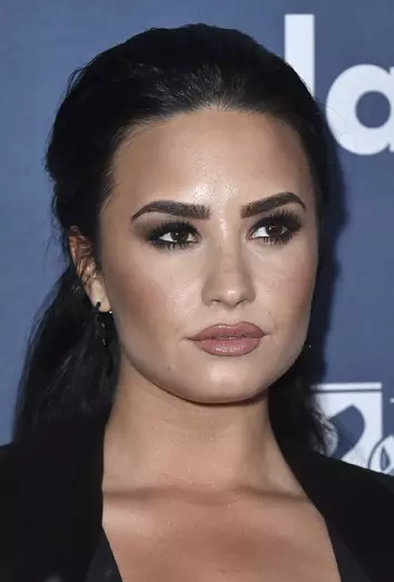 Demi Lovato eta bere ezpainen azala