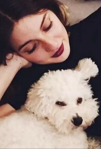 María Valverde dan anjingnya Lía, poodle mainan