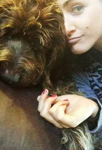 Barei, representanten i Eurovision, och hennes hund Choco
