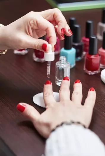 3 astuces que vous ne connaissiez pas pour retoucher vos ongles à la maison