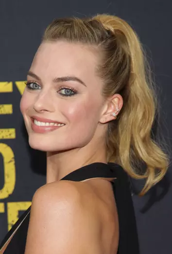 Tạo kiểu tóc đuôi ngựa cao của bạn với độ phồng như Margot Robbie