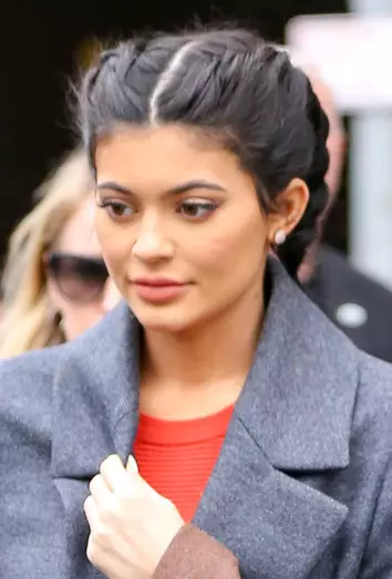 Kylie Jenner ၏ နားရွက်ကို အလှဆင်ခြင်း။