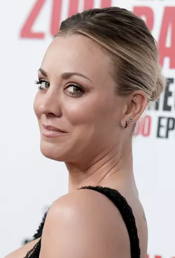 Saç: Kaley Cuoco'nun Islak Görünümlü Topuzunu kopyalayın