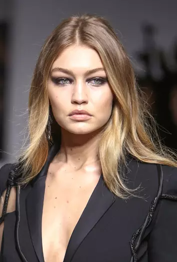 Kopi Gigi Hadid's Gothic Makeup mo Versace