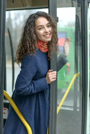 Aisling faoi thicéid bus: cá bhfuil tú ag dul?