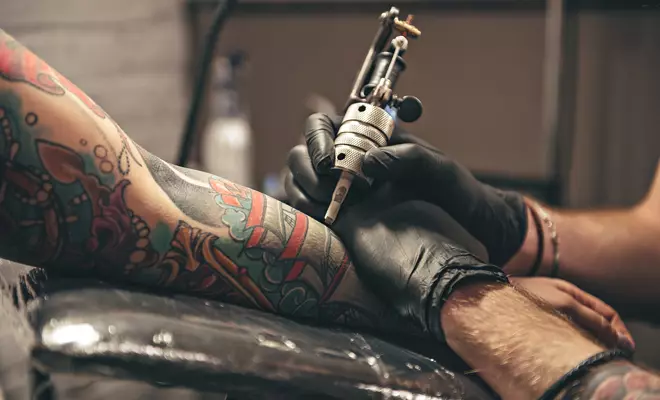 Вот 55 лучших фраз для татуировки на спине, руке или боку.