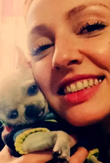 Cristina Castaño met haar Chihuahua: word geïnspireer deur die volgende name vir 2016