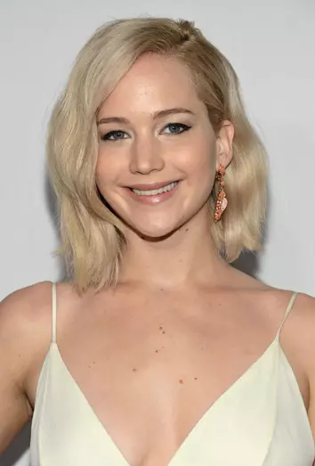 Rekebisha nywele zako za midi ndani ya dakika 5 kwa Jennifer Lawrence