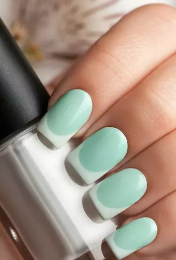 French manicure that is worn in 2016: new style on the nails