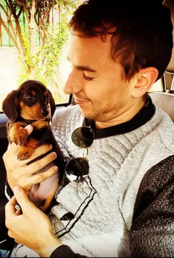 នេះគឺជា Destino, កូនឆ្កែ Dachshund របស់ Jorge Lorenzo និងមិត្តស្រីរបស់គាត់។