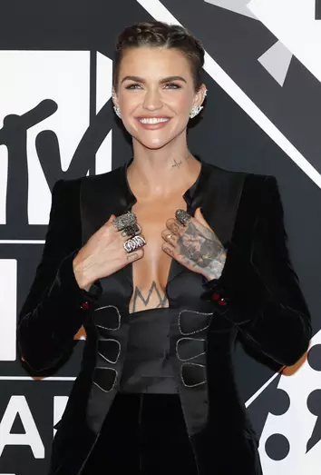 2015 MTV EMAs боюнча Ruby Rose эң сексуалдуу жагы