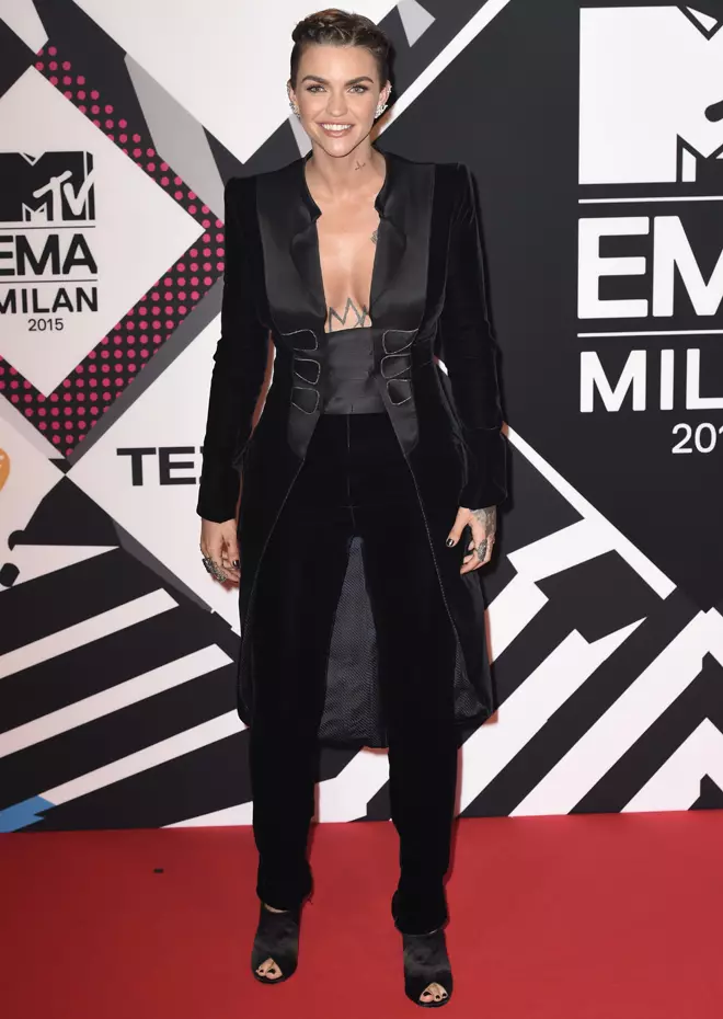 Ruby Rose ni aṣọ owurọ velvet dudu ni 2015 MTV EMAs