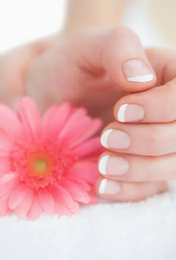 Imisumari irangi hamwe na manicure yubufaransa