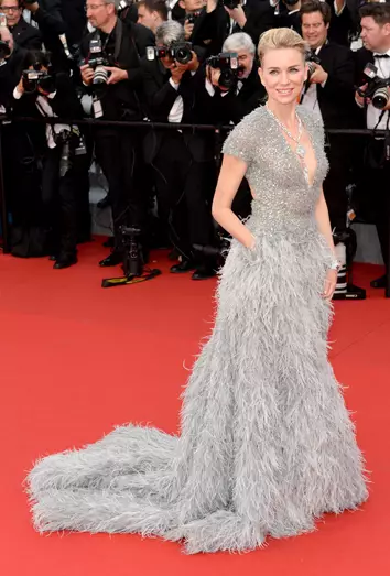 Naomi Watts blista u haljinama s perjem