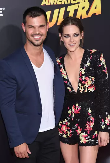 Η Kristen Stewart λάμπει με τον Taylor Lautner στην πρεμιέρα του American Ultra