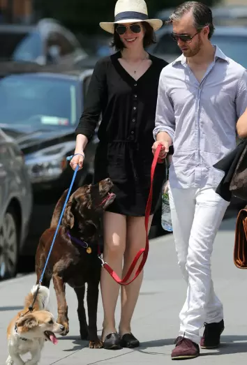 Anne Hathaway sareng dua anjing na: Spaniel-Tecker sareng Labrador