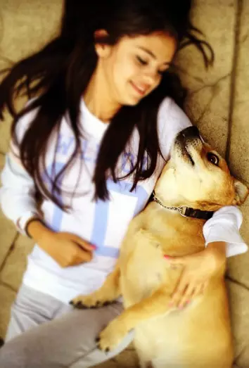 Selena Gomez en een van haar honden.