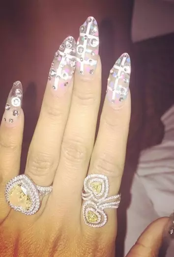 Bộ móng lấp lánh của Nicki Minaj