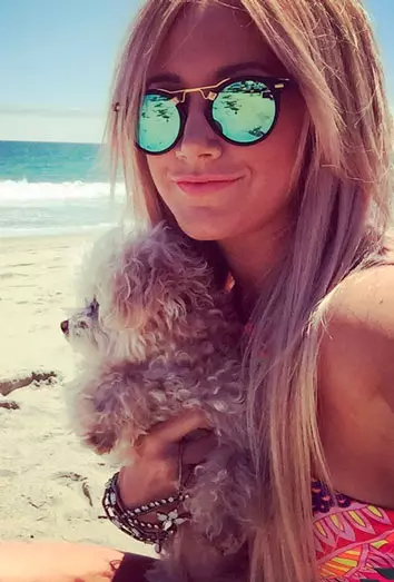 Ashley Tisdale e seu cachorro Maltipoo