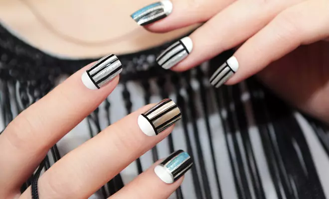 Isang cool na striped manicure