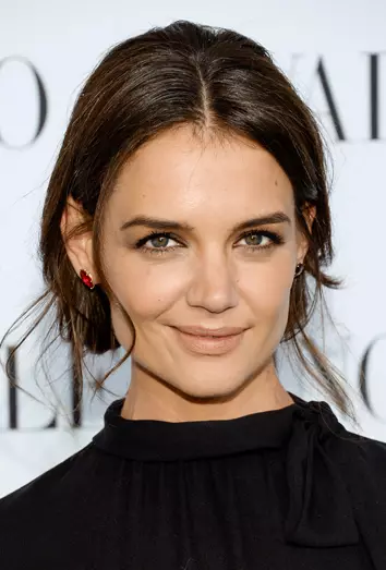 Trang điểm và che đi đôi mắt sụp mí như Katie Holmes