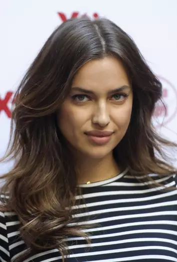 如何让 Irina Shayk 的嘴唇化妆