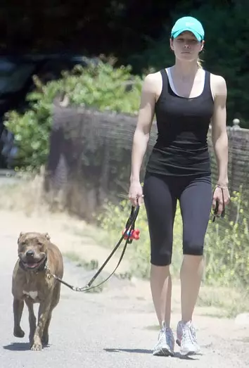 Skuespillerinden Jessica Biel og hendes pitbull går en tur
