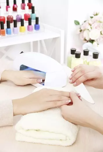 Comment utiliser la lampe à ongles pour la première fois