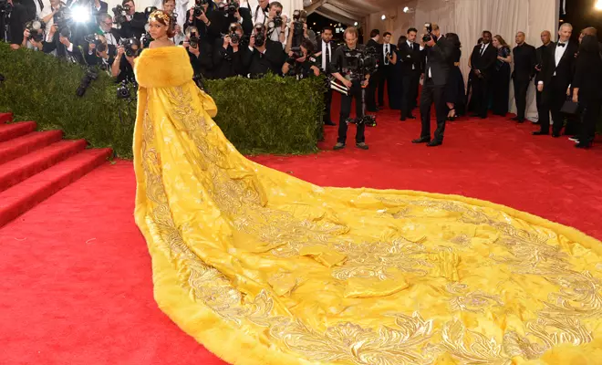 Rihanna li Met Gala 2015