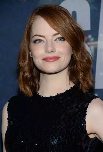 Emma Stone, saçında uzun bob