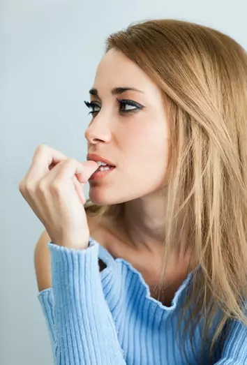 Wat betekent het om op je nagels te bijten?