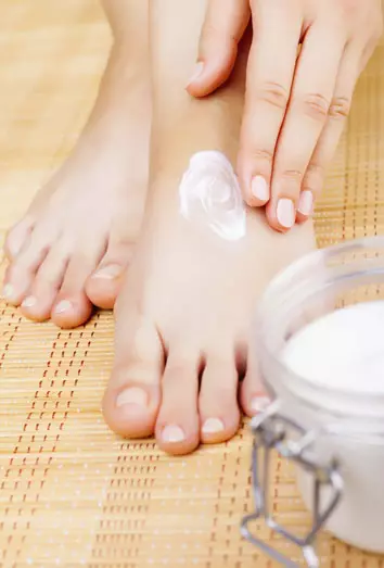 Hausmittel, um Ihre Füße mit Feuchtigkeit zu versorgen