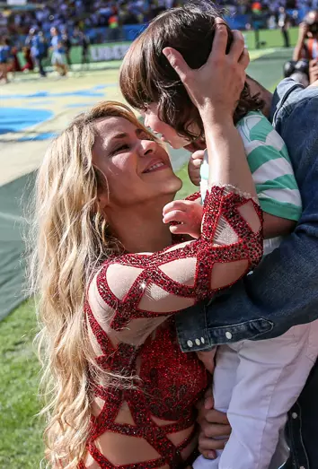 Shakira e a pequena Milan, um pouco tímida