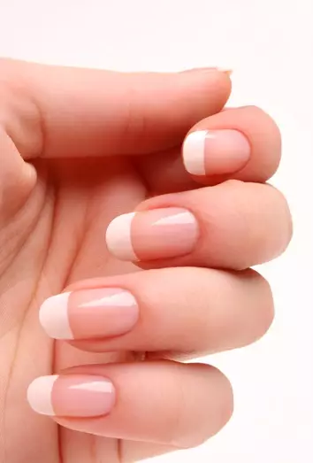 Sayon nga French manicure sa balay: mga lansang sa lakang