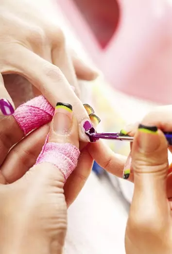 Kuku akrilik: bagaimana untuk mengeluarkan manicure