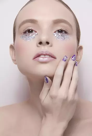 Step by step glitter manicure