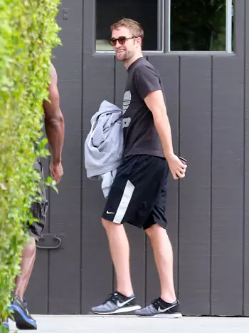Robert Pattinson, oblečený, aby chodil po domě.