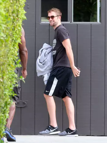 Robert Pattinson, vestita por promeni ĉirkaŭ la domo.