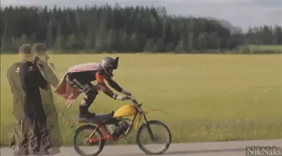 Homem cai de moto