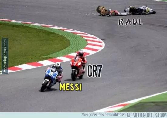 Meme af Raul á mótorhjóli á jörðinni gegn Messi og CR7