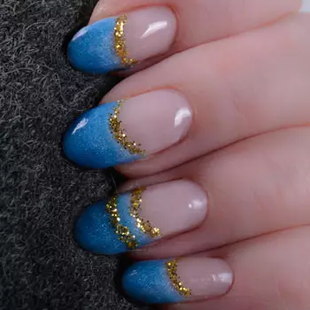 Nail art med glitter.