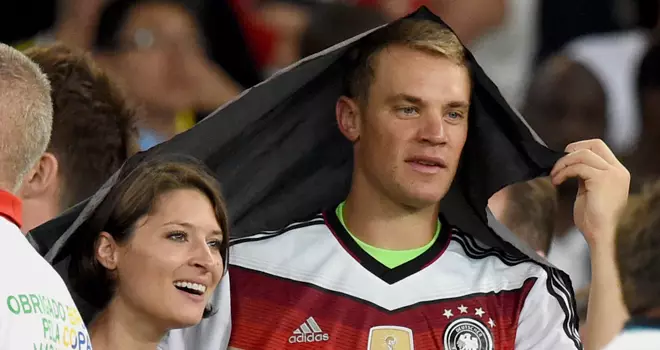 Manuel Neuer so svojou expartnerkou po finále majstrovstiev sveta v Brazílii.