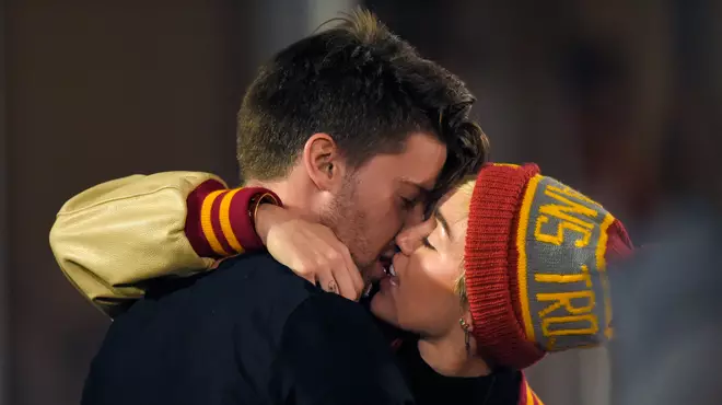 Miley Cyrus embrasse son nouveau petit ami, Patrick Schwarzennegger.