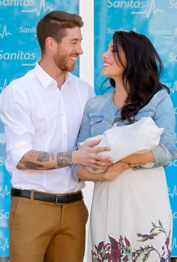 Sergio Ramos i Pilar Rubio, sa sinom ubrzo nakon rođenja.