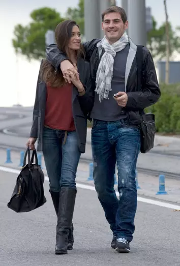 Iker Casillas 和 Sara Carbonero，又是一对幸福的夫妻。