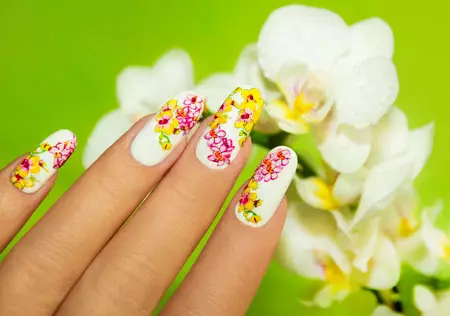 De beste manicures met bloemen