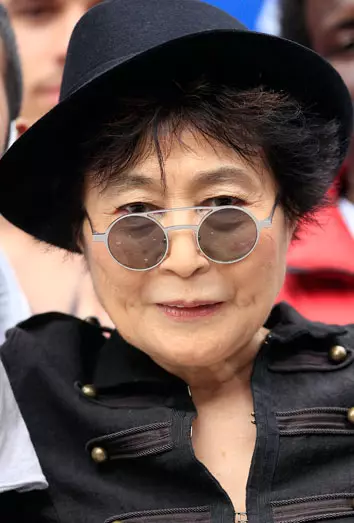 La femme du jour est Yoko Ono