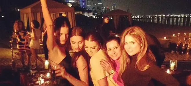 Irina Shayk dan Alessandra Ambrosio, berpesta di Dubai.