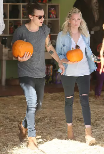 Harry Styles mempersiapkan Halloween dengan orang asing.